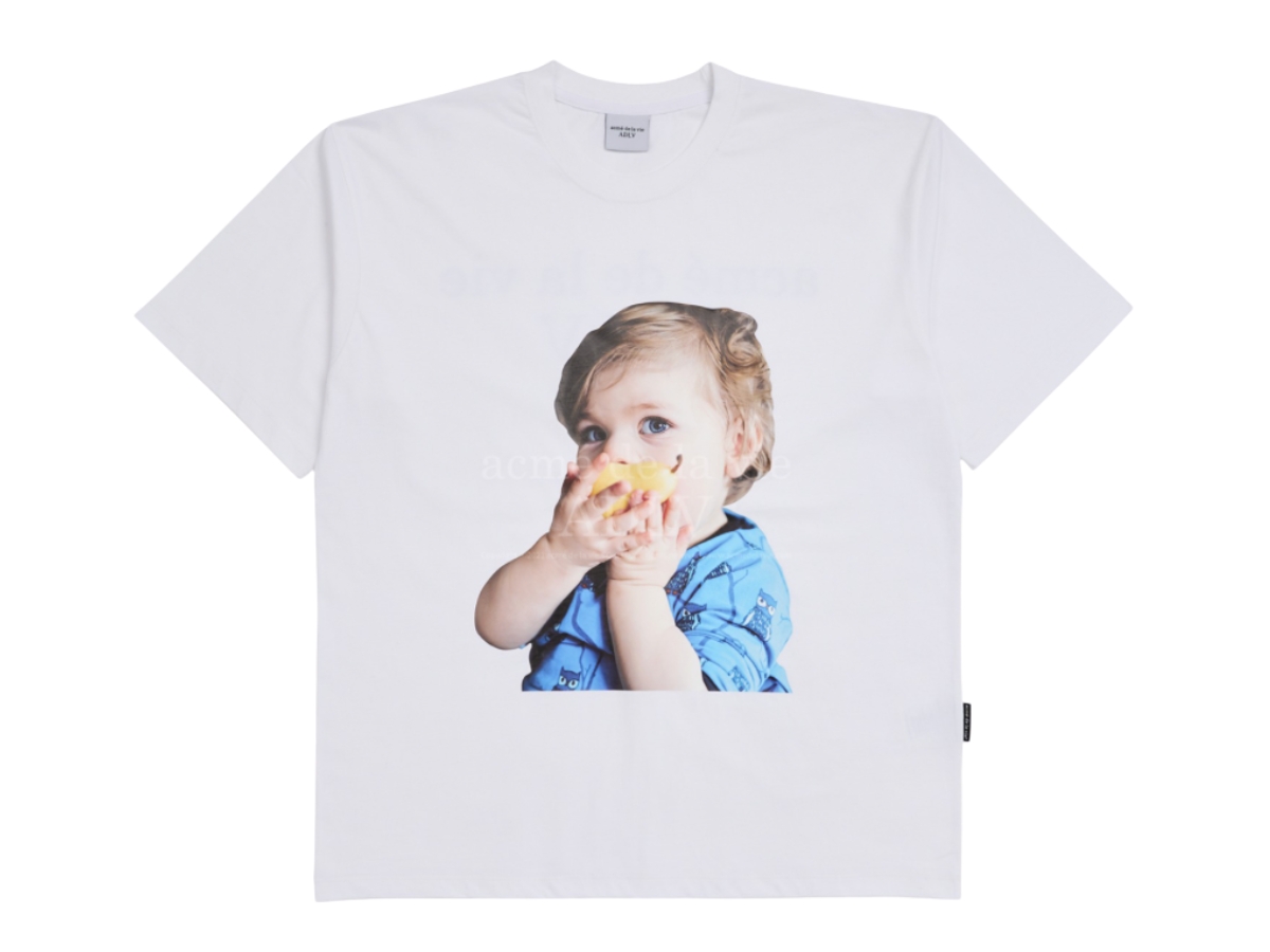 acmé de la vie Baby Face Pear-Eating Baby Short Sleeve T-Shirt White