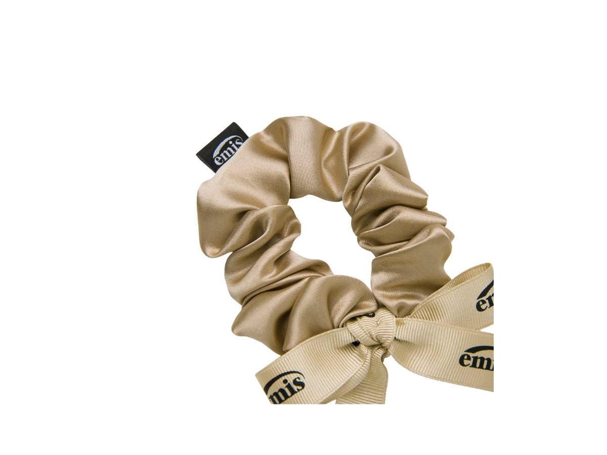 ช้อป Emis Satin Ribbon Scrunchie Beigeของแท้ที่ SASOM